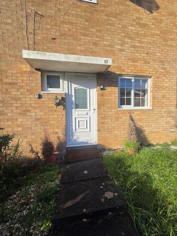2 Bed Home In Stevenage Close To Shops & Station - Stevenage