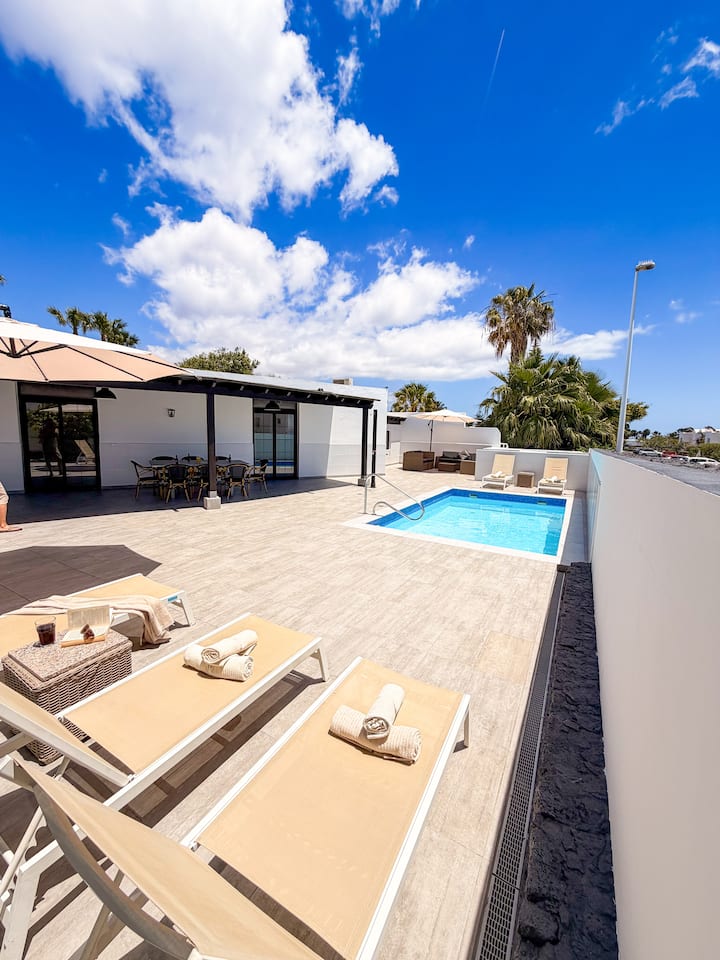Playa Blanca Lanzarote -Villa Vista Oceana - 5 Bed - Lanzarote
