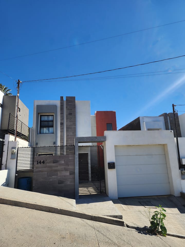 Casa Cerca Plaza Sendero A 10 Minutos De La Playa - Ensenada