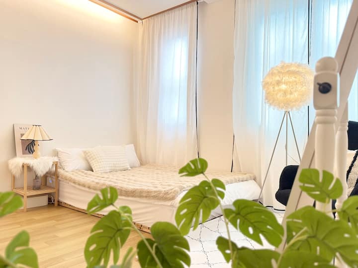 [무료짐보관]2,3호선 수영역도보1분/퀸침대5/광안리 벡스코 10분/안전숙소/세탁건조무료 - Busan