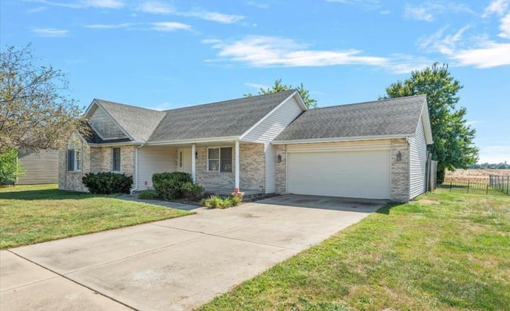 Luxury 3-bedroom Retreat In Upscale Neighborhood - Springfield, IL