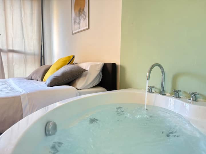 Luxury Studio + Private Jacuzzi & Spa Experience - 佩魯賈