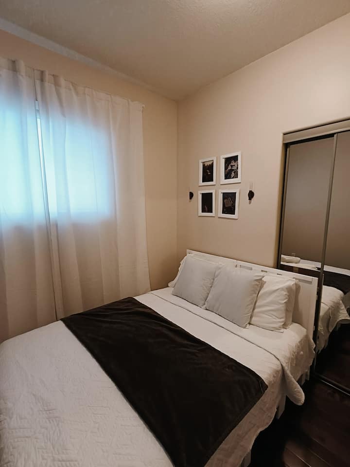 Central 2br | Rogers Stadium Expo Hospitals Malls - Edmonton