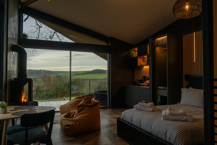 Foss Escapes W/ King Bed, Views, Firepit & Hammock - Whitby, UK