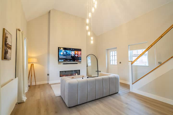 Unique Luxury Barn With Private Wood-fired Hot Tub - Yorkshire