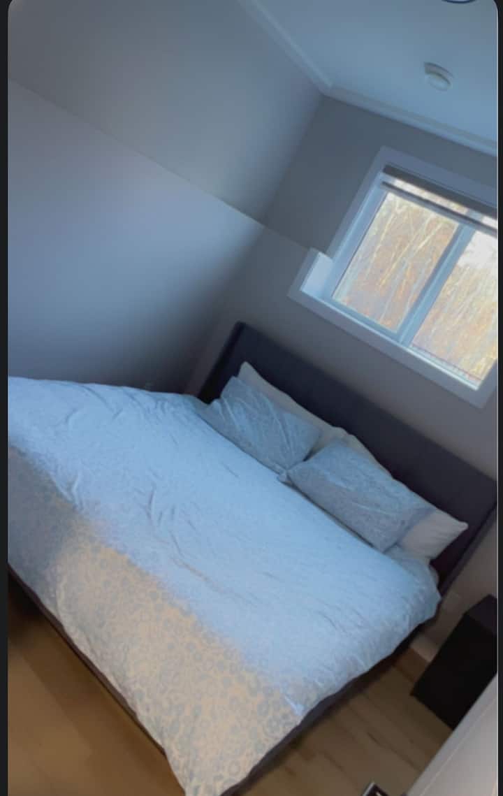 Cozy Two Bedroom Basement Suite, In Chappelle Edm - Edmonton