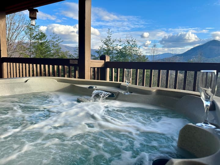 Blushing Bear Cabin Private Hot Tub - Townsend, TN