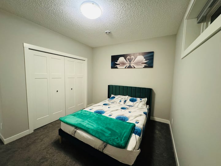 Cozy Suite With All Essentials - Airdrie