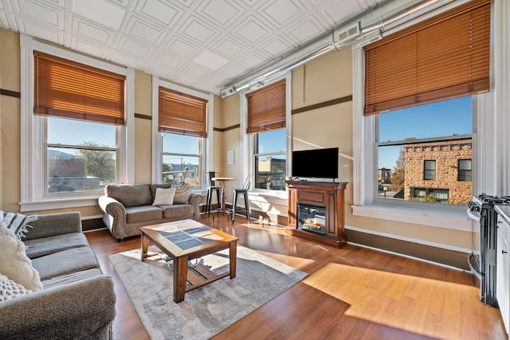 Cozy Downtown Loft Above Italian Delights - Spearfish, SD