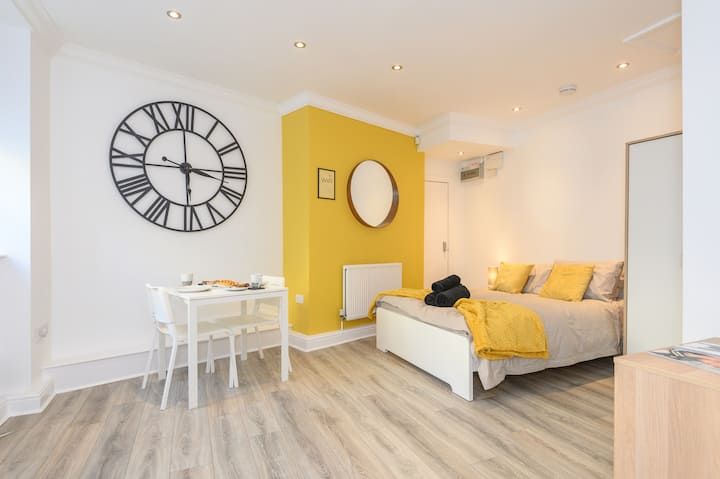 Boutique Flat In Huddersfield Town Centre. - Huddersfield