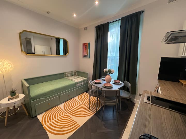 F1/1g4 High Ceiling 1b1b Next To Baker Street - London