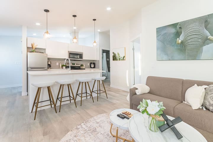 Luxury Private Suite | U Of A, Central, & Whyte - Edmonton