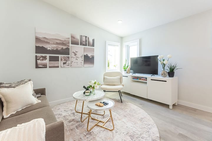Luxury Private Suite | U Of A, Central, & Whyte - Canada