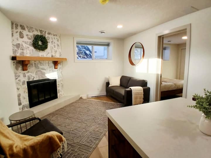 Cozy Home, Quiet Neighbourhood 5 Mins To Downtown - Canada