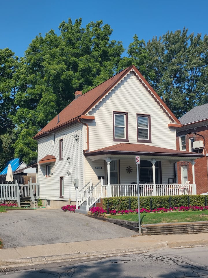 The Maple Leaf House In Niagara Falls - Niagara Falls