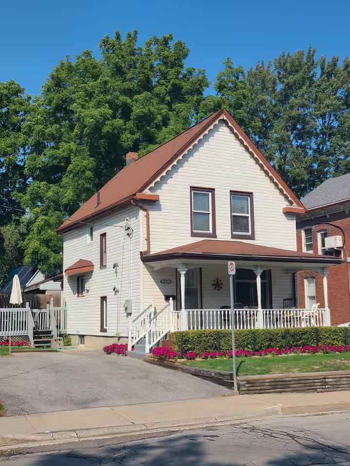 The Maple Leaf House In Niagara Falls - Niagara Falls