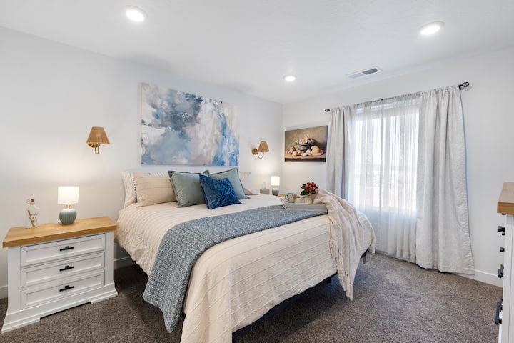 New-king Massage Adustable Bed. Best Sleep Ever. - Cedar City, UT