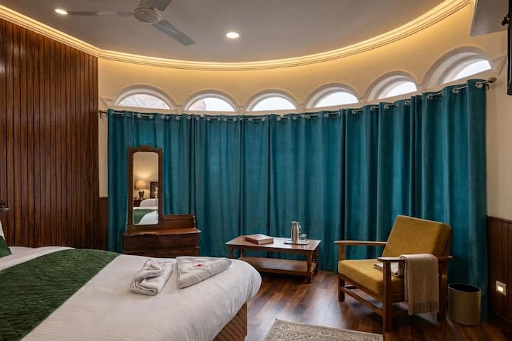 Fireside Hookah Haven - Heritage Rose Inn - Srinagar