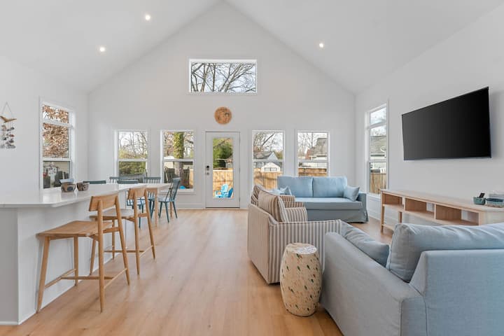 Bright Beach Home | Steps To Boardwalk & Pier - Colonial Beach, VA