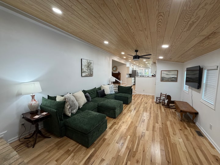 Private 4-acre Pool Retreat Sleeps 14 Pet-friendly - Lake Greenwood, SC