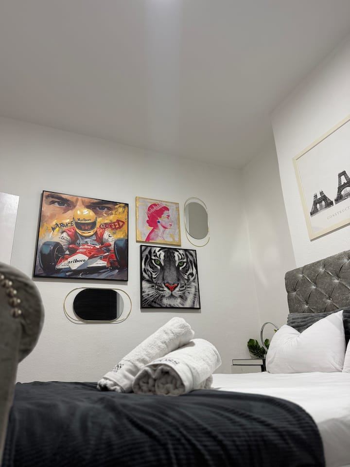 City Centre Flat, Near Stadium & Castle | Sleeps 4 - Pontypridd