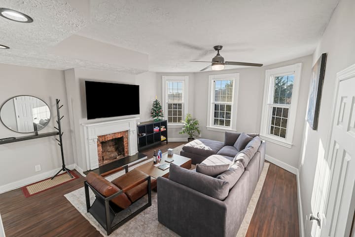 Modern Steel City Retreat - Private Deck & Parking - Pittsburgh, PA