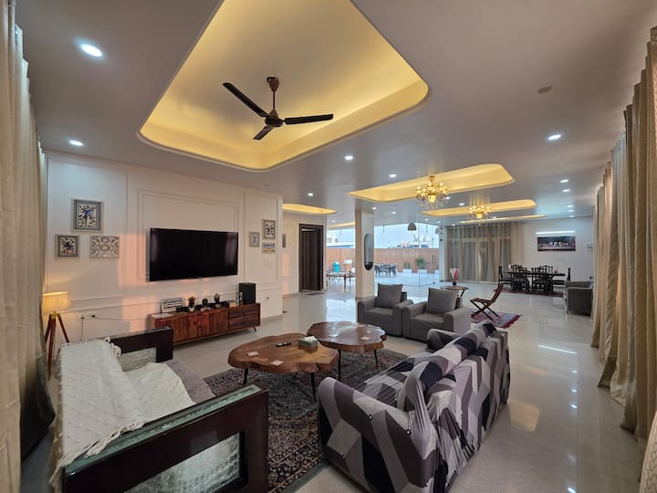 Pasha’s Penthouse – Bar, Open Patio & Luxe Living - Noida