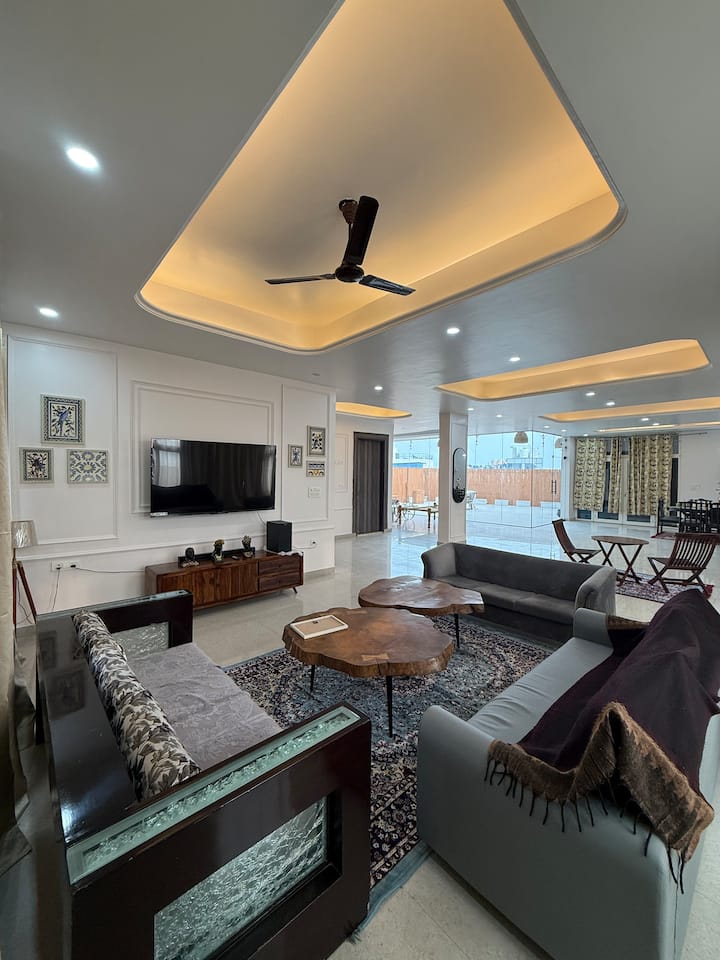 Pasha’s Penthouse – Bar, Open Patio & Luxe Living - Noida