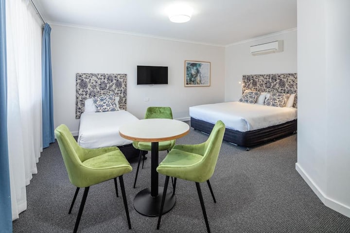 Motel Room With 1 Queen And 1 Single Bed - Batemans Bay