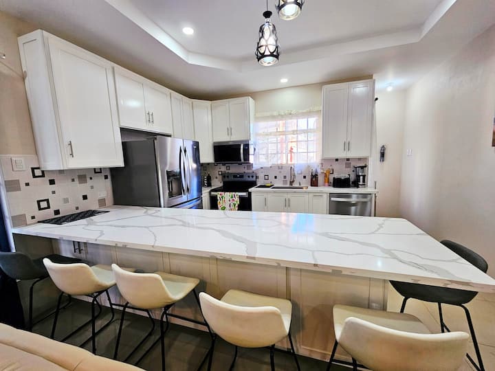 Modern 3 Bedroom Retreat, 7 Mins From Airport - Trinidad and Tobago