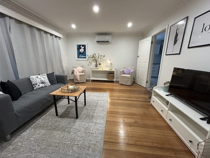 A Cosy Little White Home Wrapped In Trees - Bayswater