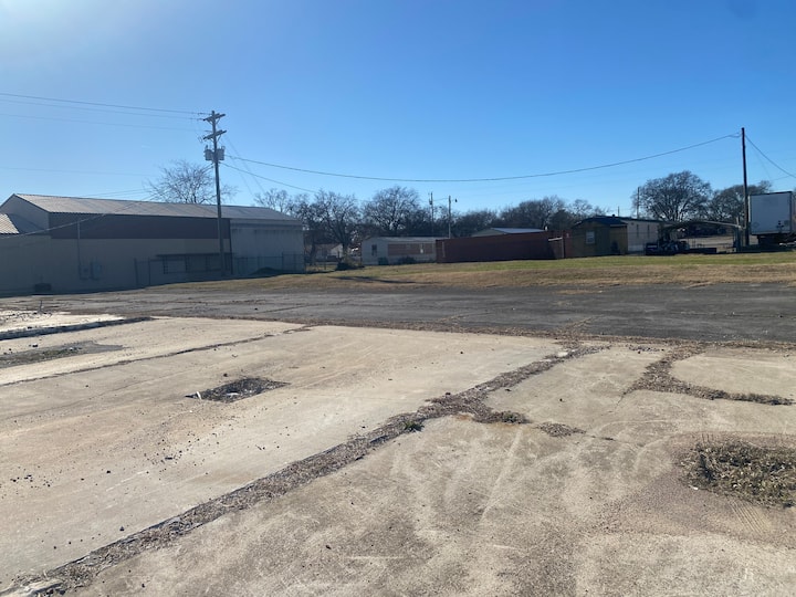 Parking Lot For Any Kind Of Vehicle - Lebanon, Tennessee, TN