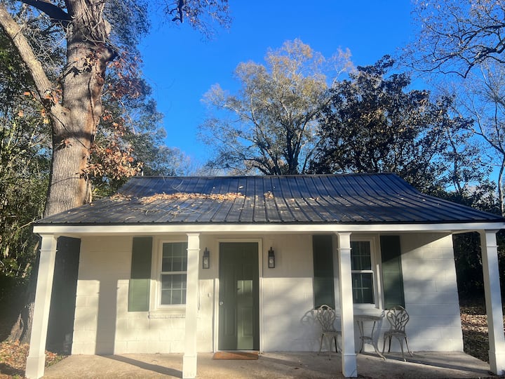 Magnolia Cottage: Luxury Shower & Southern Charm - Columbus, GA