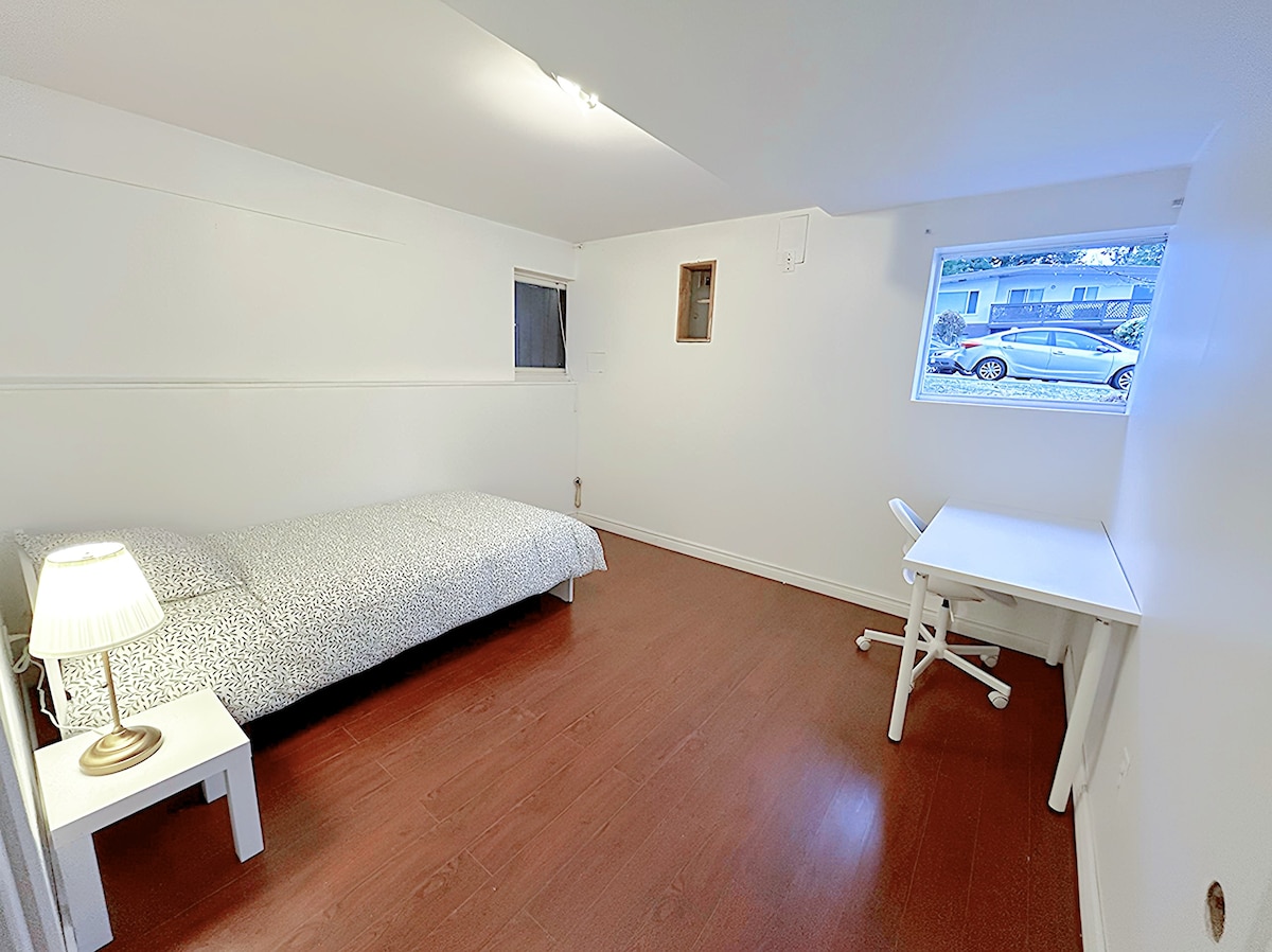 Private room for 1, 5 min walking to Skytrain,B2 - Houses for Rent in ...