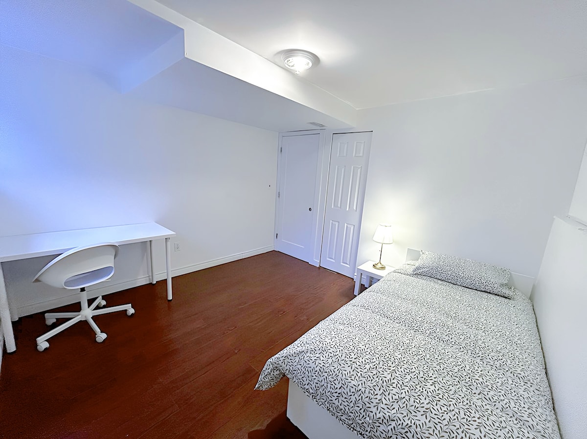 Private room for 1, 5 min walking to Skytrain,B2 - Houses for Rent in ...