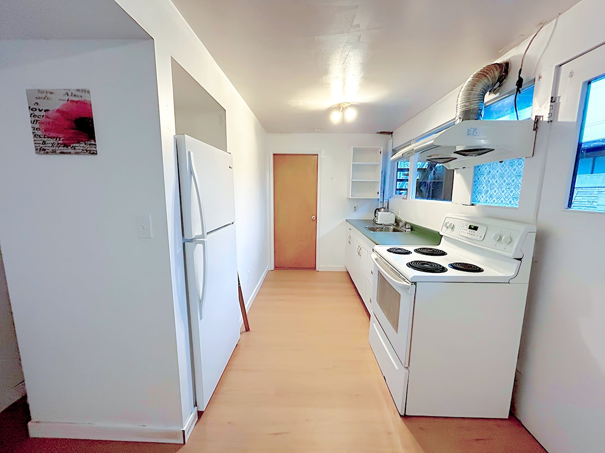 Private room for 1, 5 min walking to Skytrain,B2 - Houses for Rent in ...