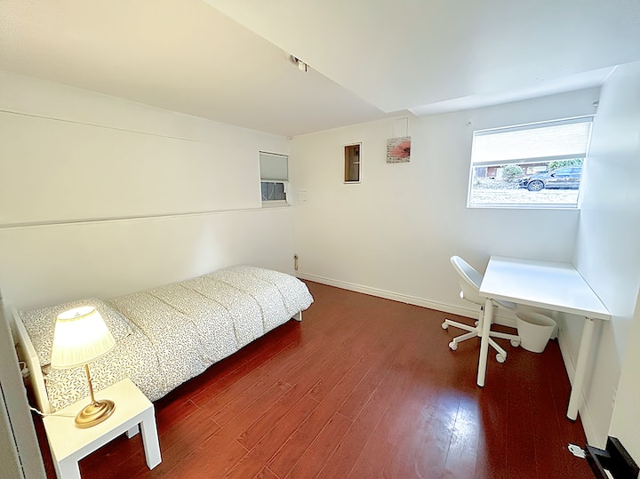 Private Room For 1, 5 Min Walking To Skytrain,b2 - Burnaby