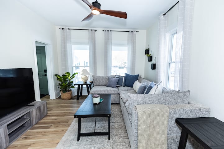 Modern 3br 1.5ba Steps From Downtown - Appleton, WI