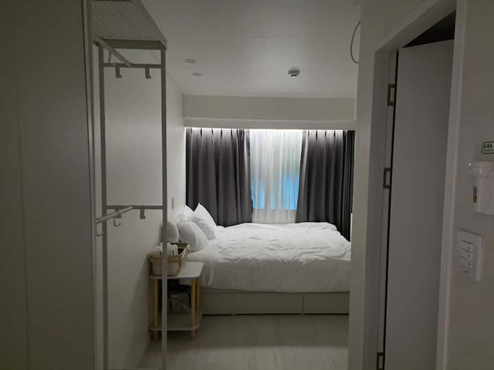 #04 Golden | 신촌·홍대 인접 · 미니호텔형 2인 짐보관  #Clean #Cozy - South Korea