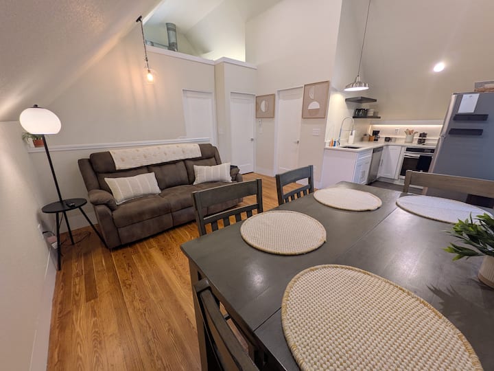 Charming 2 Bedroom Westside Upper Level Duplex - Manitou Springs, CO