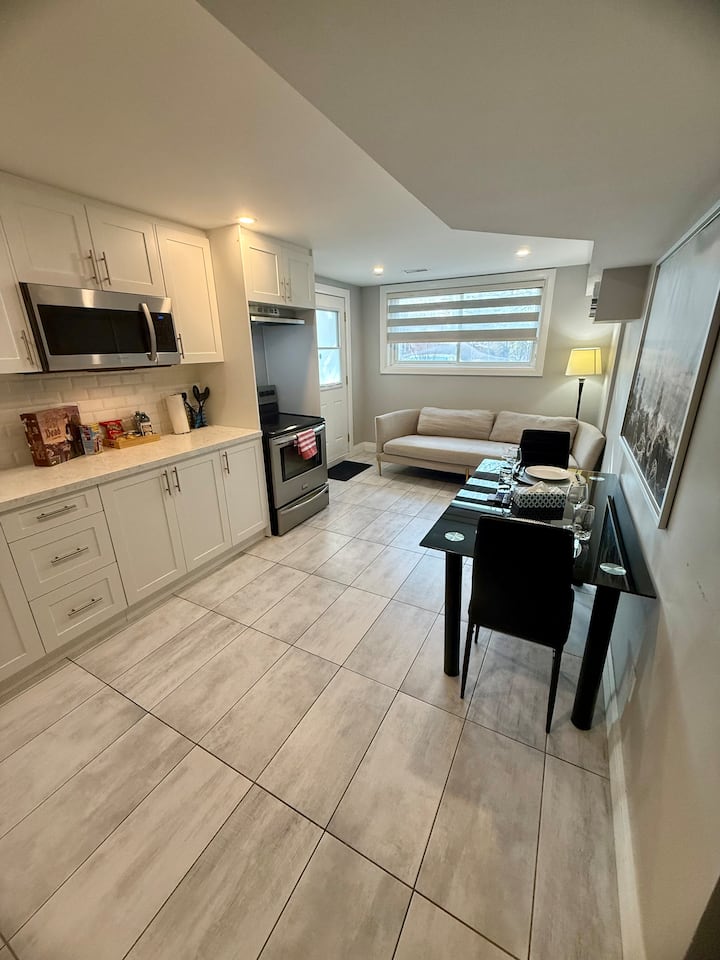 Bright 2br Walk-out Suite | Private Entry & Pool - Mississauga