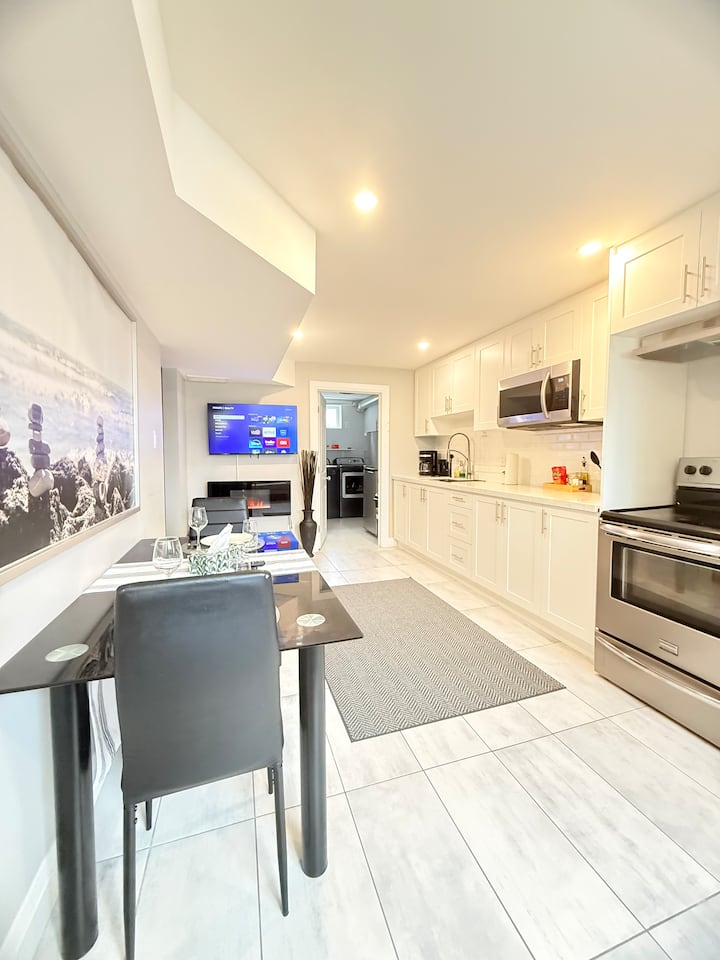 2br Walkout Suite | 2 Parking | Pool | Walk To Go - Mississauga