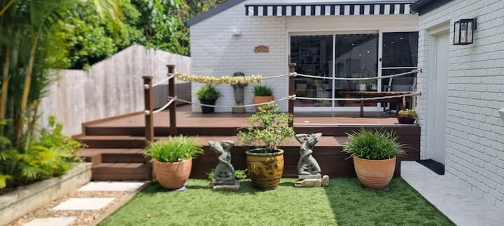 Charming Lakeside Beach Cottage - Narrabeen