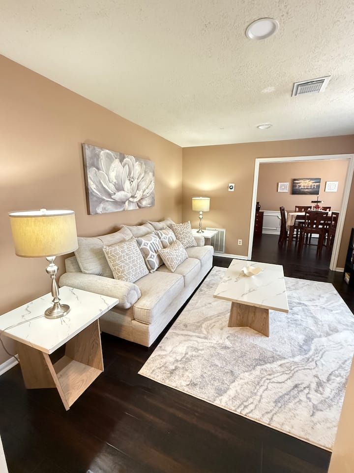 Modern & Peaceful 4br R/private Yard/ample Parking - Houston, TX