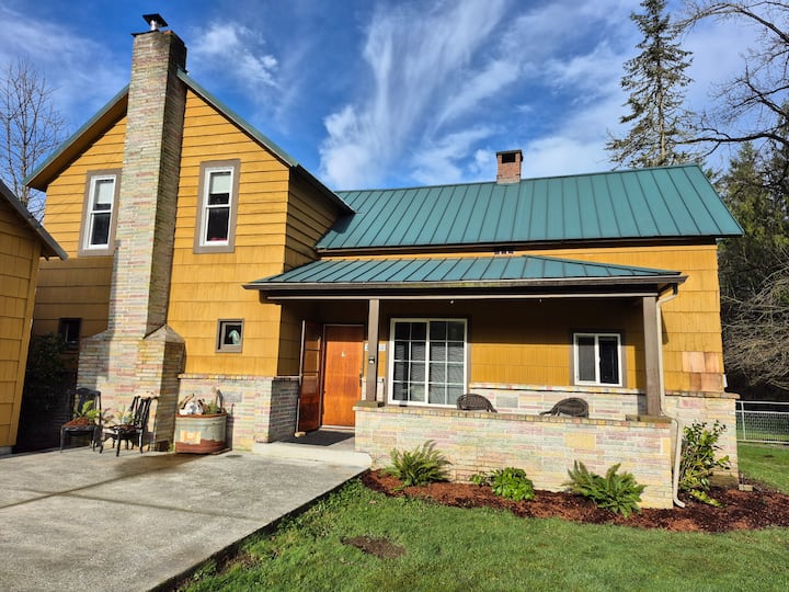 Historic Farm House Near Snoqualmie Falls - Snoqualmie, WA