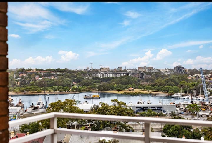 Compact 1-bedroom Top Floor & Water Views - Camperdown