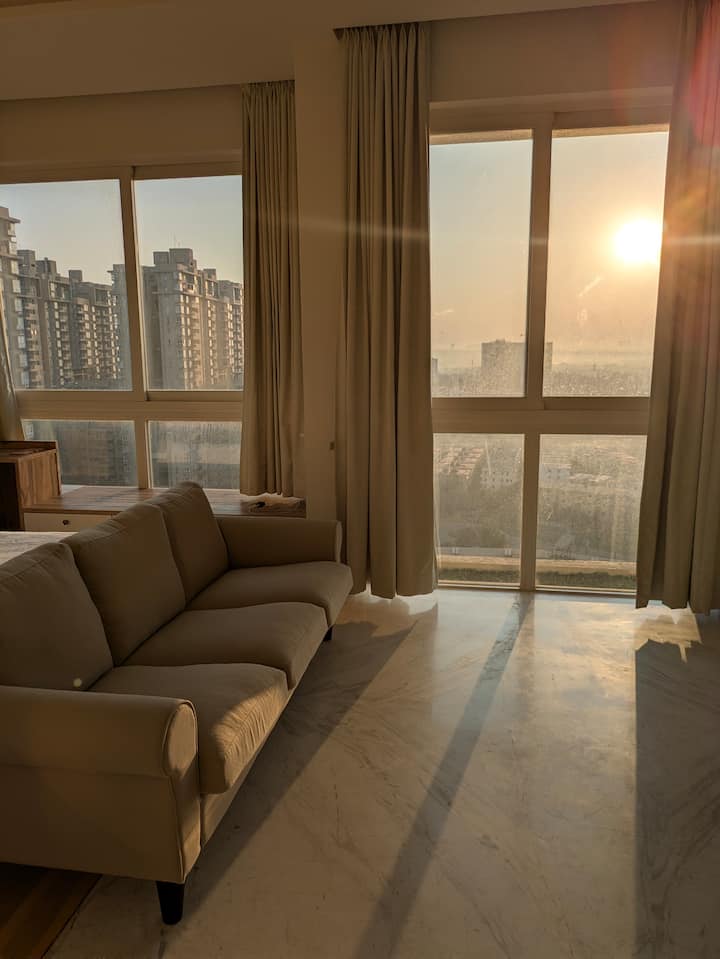 Sunrise View Leela Luxury Studio With Sauna - Bengaluru