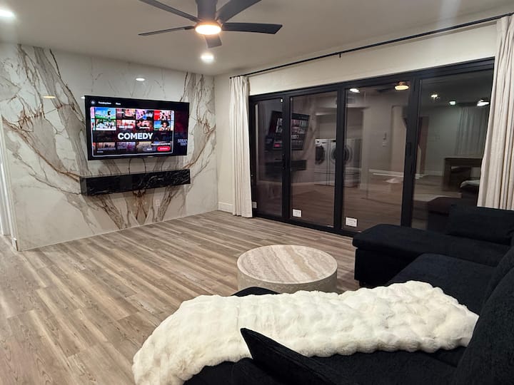 Sleep 16 ~5br 4bh ~Modern ~ Pool ~ Games ~ Central - Las Vegas, NV