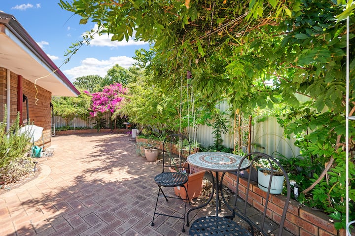 Tranquil, Airy Family Home With Vaulted Ceilings - Mount Pleasant