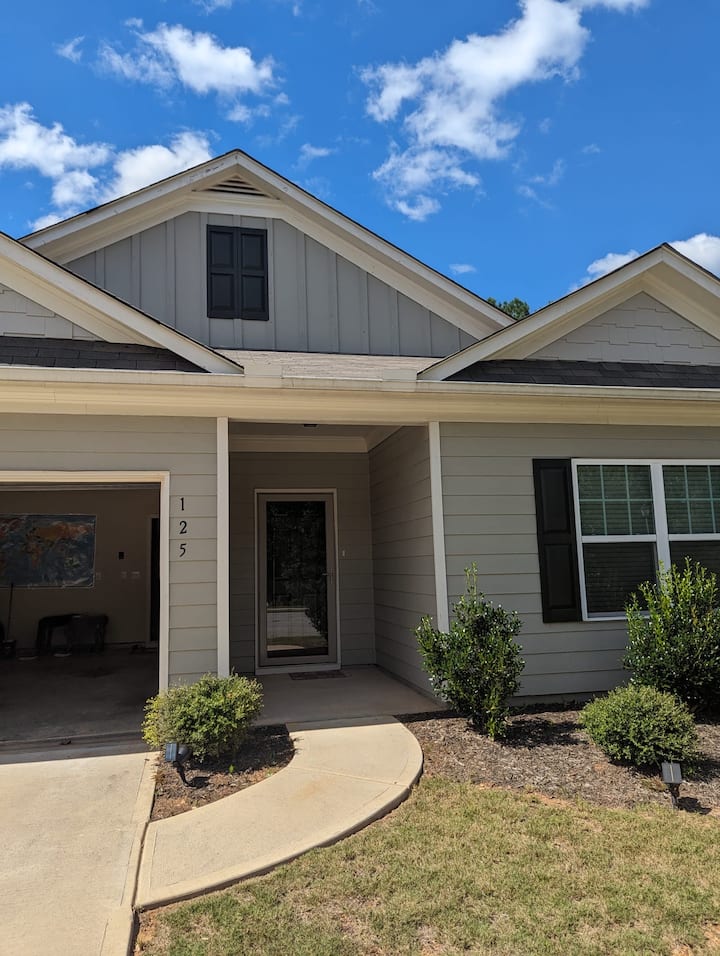 Hamiltons House. Spacious Bedroom, Living Area. - Covington, GA
